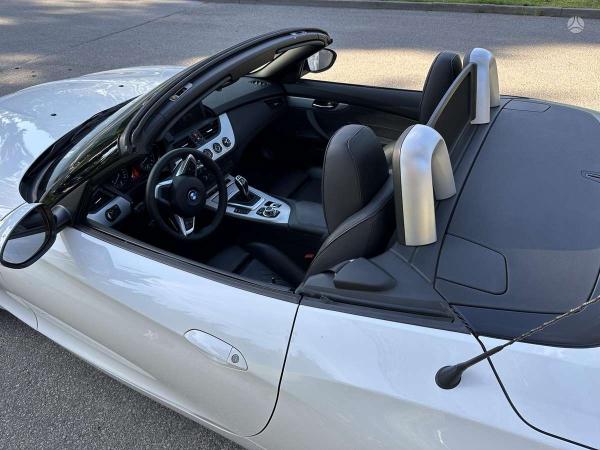 White BMW Z4 2012 in Vilnius, with an engine capacity of 2.00 L and mileage of 151 thousand km for 15900 €, photo 7 on AUTOMOTO.COM.LV