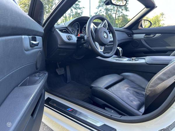 White BMW Z4 2012 in Vilnius, with an engine capacity of 2.00 L and mileage of 151 thousand km for 15900 €, photo 8 on AUTOMOTO.COM.LV