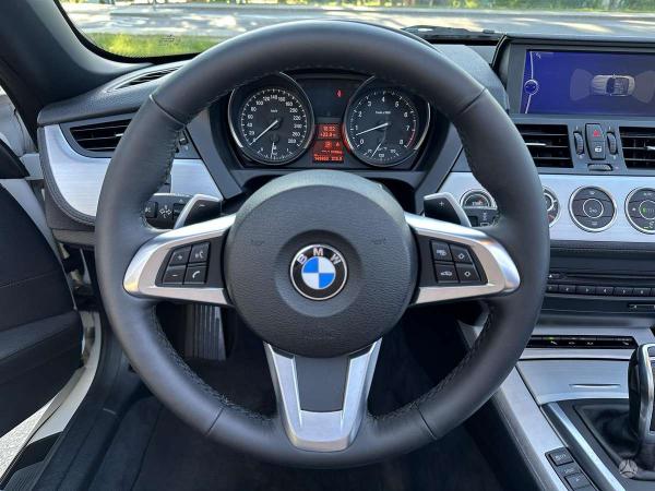 White BMW Z4 2012 in Vilnius, with an engine capacity of 2.00 L and mileage of 151 thousand km for 15900 €, photo 9 on AUTOMOTO.COM.LV