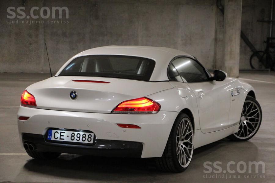 White BMW Z4 2016 in Riga, with an engine capacity of 2.00 L and mileage of 108 thousand km for 21900 €, photo 5 on AUTOMOTO.COM.LV