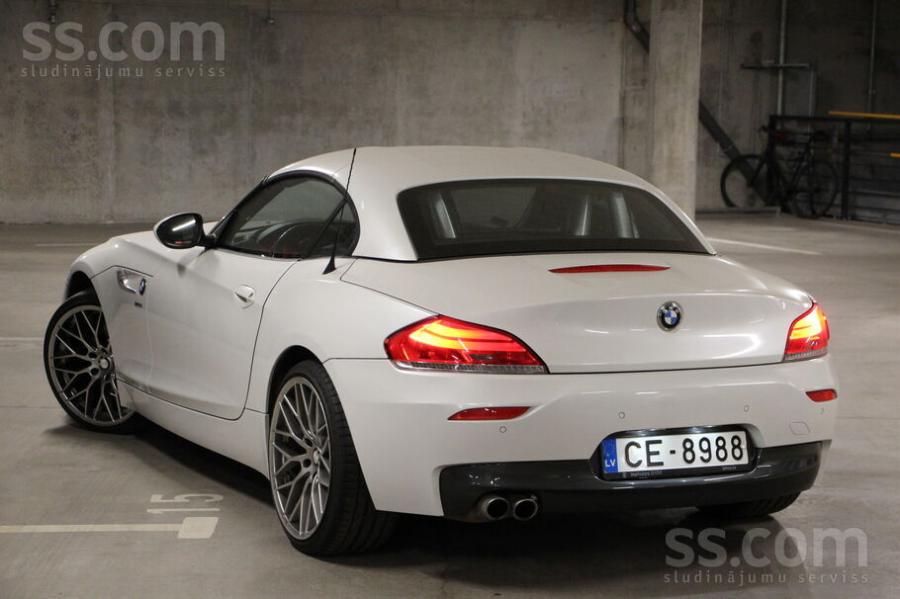 White BMW Z4 2016 in Riga, with an engine capacity of 2.00 L and mileage of 108 thousand km for 21900 €, photo 6 on AUTOMOTO.COM.LV