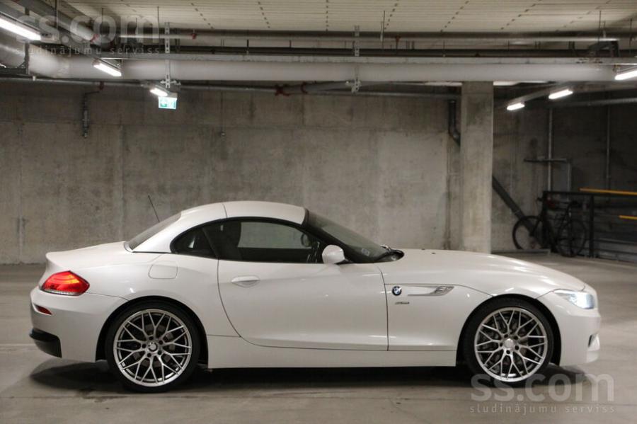 White BMW Z4 2016 in Riga, with an engine capacity of 2.00 L and mileage of 108 thousand km for 21900 €, photo 7 on AUTOMOTO.COM.LV