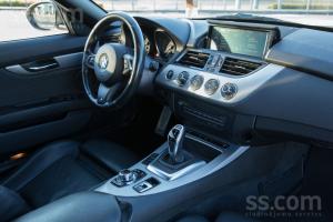 White BMW Z4 2016 in Riga, with an engine capacity of 2.00 L and mileage of 108 thousand km for 21900 €, photo 10 on AUTOMOTO.COM.LV