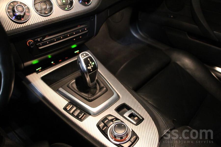 White BMW Z4 2016 in Riga, with an engine capacity of 2.00 L and mileage of 108 thousand km for 21900 €, photo 12 on AUTOMOTO.COM.LV