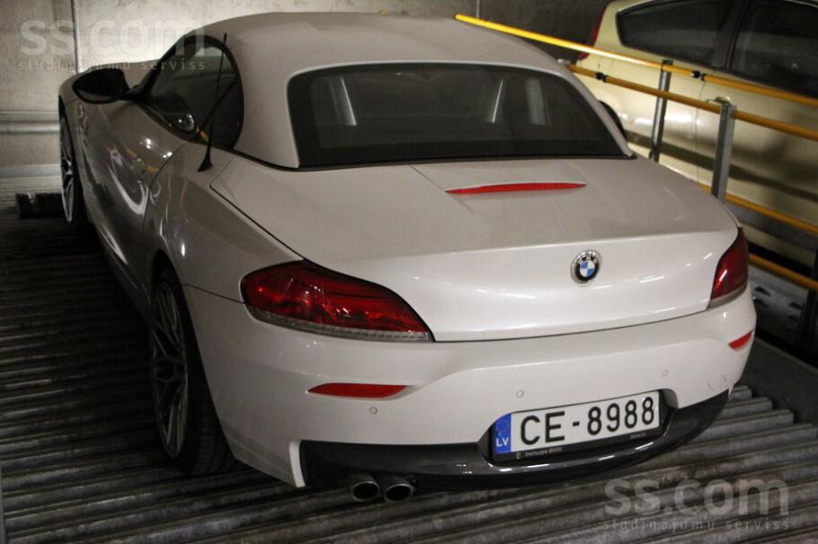 White BMW Z4 2016 in Riga, with an engine capacity of 2.00 L and mileage of 108 thousand km for 21900 €, photo 15 on AUTOMOTO.COM.LV