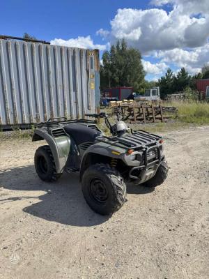 Zaļš Bombardier Traxter 2004 Panevēža, ar dzinēja tilpumu 0.50 L un nobraukumu 4 tūkst. km par 2750 €, foto  vietnē AUTOMOTO.COM.LV