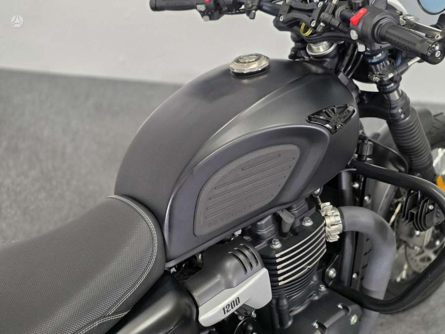 Melns Brixton Cromwell 1200 2023 Panevēža, ar dzinēja tilpumu 1.20 L un nobraukumu 23 tūkst. km par 5999 €, foto 20 vietnē AUTOMOTO.COM.LV