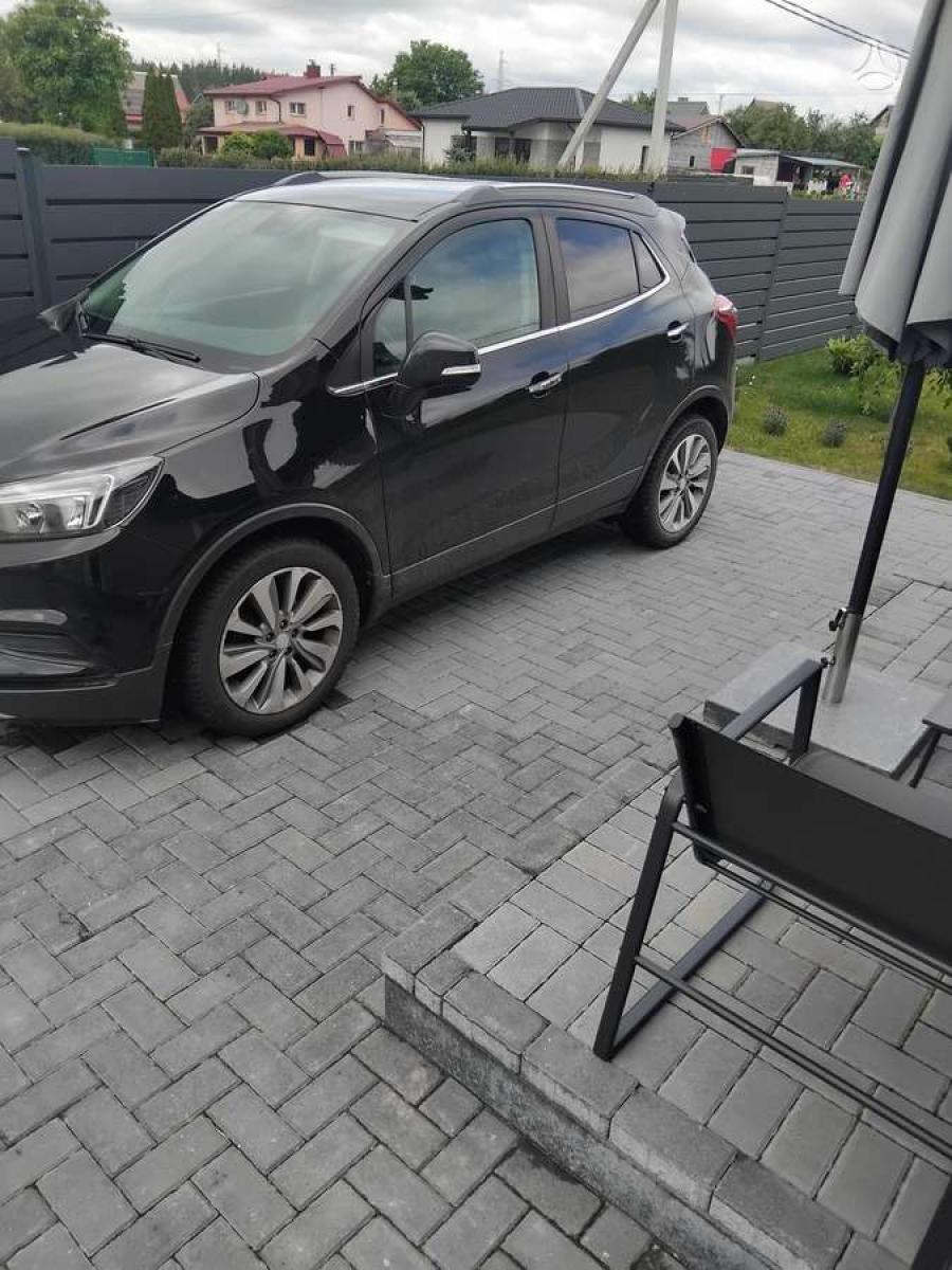 Melns Buick Encore 2019 Viļņa, ar dzinēja tilpumu 1.36 L un nobraukumu 89 tūkst. km par 9500 €, foto 1 vietnē AUTOMOTO.COM.LV