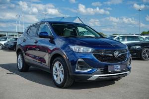 Zils Buick Encore 2023 Marijampole, ar dzinēja tilpumu 1.20 L un nobraukumu 20 tūkst. km par 13850 €, foto  vietnē AUTOMOTO.COM.LV