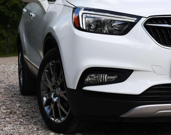 White Buick Encore 2017 in Kretinga, with an engine capacity of 1.36 L and mileage of 127 thousand km for 10800 €, photo 6 on AUTOMOTO.COM.LV