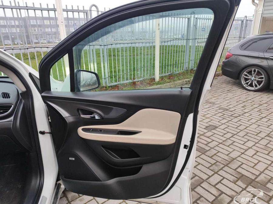 White Buick Encore 2017 in Klaipeda, with an engine capacity of 1.36 L and mileage of 70 thousand km for 7500 €, photo 7 on AUTOMOTO.COM.LV