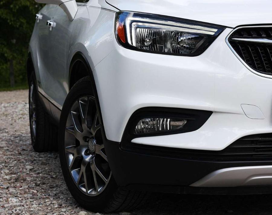 White Buick Encore 2017 in Kretinga, with an engine capacity of 1.40 L and mileage of 127 thousand km for 10800 €, photo 6 on AUTOMOTO.COM.LV