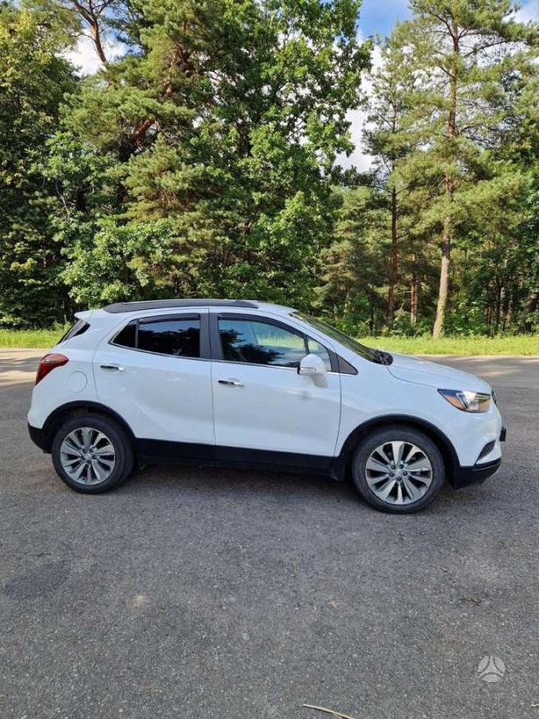White Buick Encore 2018 in Kaunas, with an engine capacity of 1.36 L and mileage of 93 thousand km for 8800 €, photo 1 on AUTOMOTO.COM.LV