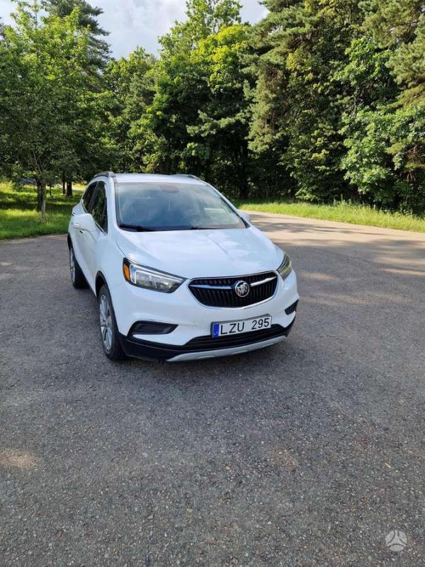White Buick Encore 2018 in Kaunas, with an engine capacity of 1.36 L and mileage of 93 thousand km for 8800 €, photo 3 on AUTOMOTO.COM.LV