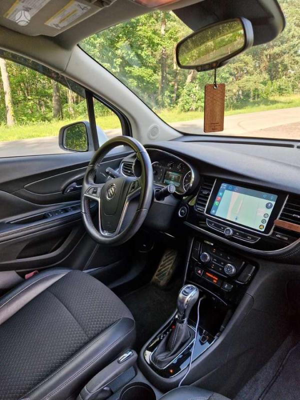White Buick Encore 2018 in Kaunas, with an engine capacity of 1.36 L and mileage of 93 thousand km for 8800 €, photo 8 on AUTOMOTO.COM.LV