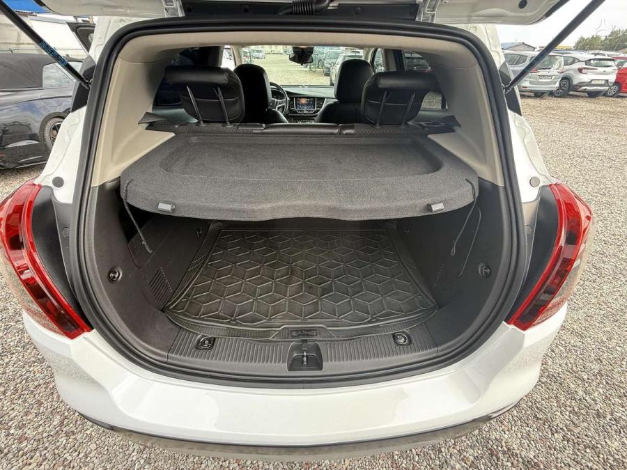 White Buick Encore 2018 in Kretinga, with an engine capacity of 1.36 L and mileage of 156 thousand km for 10750 €, photo 29 on AUTOMOTO.COM.LV