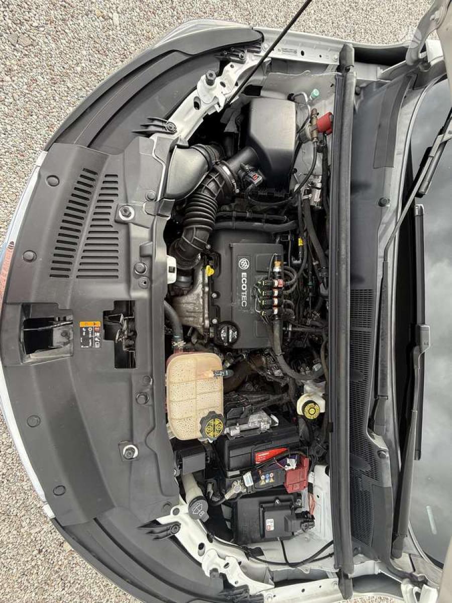 White Buick Encore 2018 in Kretinga, with an engine capacity of 1.36 L and mileage of 156 thousand km for 10750 €, photo 35 on AUTOMOTO.COM.LV