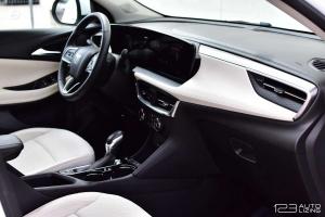 White Buick Encore 2024 in Kretinga, with an engine capacity of 1.30 L and mileage of 7 thousand km for 17999 €, photo 3 on AUTOMOTO.COM.LV