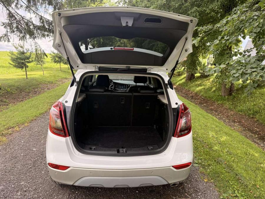 White Buick Encore 2018 in Siauliai, with an engine capacity of 1.36 L and mileage of 187 thousand km for 7500 €, photo 14 on AUTOMOTO.COM.LV