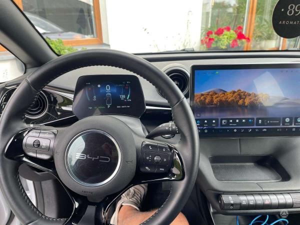 Pelēks BYD Dolphin 2024 Alīta, ar dzinēja tilpumu 0.00 L un nobraukumu 33 tūkst. km par 19900 €, foto 10 vietnē AUTOMOTO.COM.LV