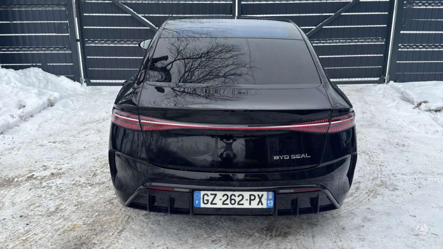 Black BYD Seal 2024 in Jonava, with an engine capacity of 0.00 L and mileage of 15 thousand km for 21000 €, photo 6 on AUTOMOTO.COM.LV