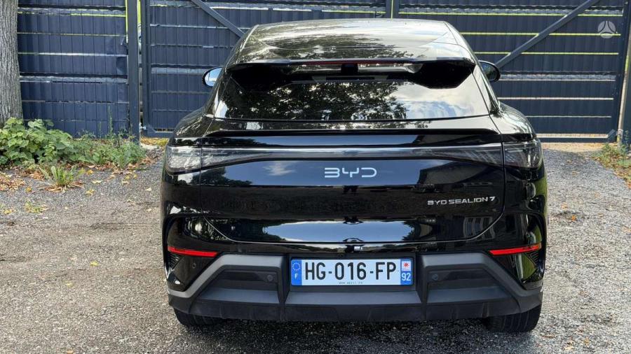 Black BYD Sealion 7 2025 in Jonava, with an engine capacity of 0.00 L and mileage of 10 thousand km for 25600 €, photo 7 on AUTOMOTO.COM.LV