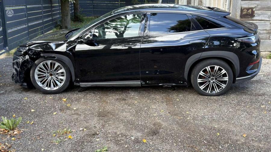 Black BYD Sealion 7 2025 in Jonava, with an engine capacity of 0.00 L and mileage of 10 thousand km for 25600 €, photo 12 on AUTOMOTO.COM.LV