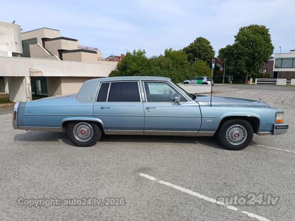 Blue Cadillac Brougham 1986 in Tallinn, with an engine capacity of 5.00 L and mileage of 98 thousand km for 8500 €, photo 2 on AUTOMOTO.COM.LV
