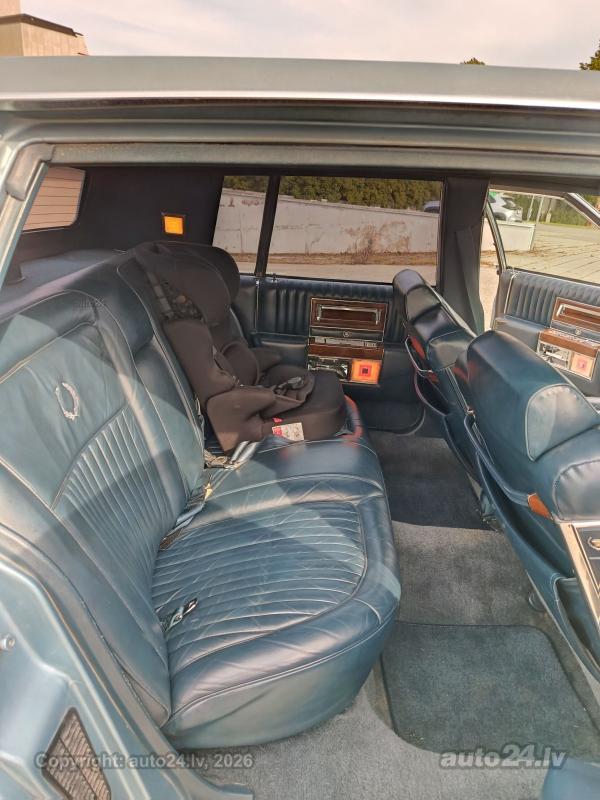 Blue Cadillac Brougham 1986 in Tallinn, with an engine capacity of 5.00 L and mileage of 98 thousand km for 8500 €, photo 10 on AUTOMOTO.COM.LV