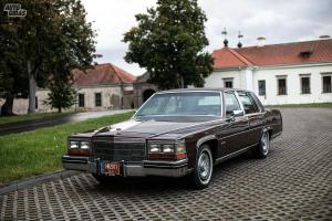 Brūns Cadillac Brougham 1982 Kauņa, ar dzinēja tilpumu 4.10 L un nobraukumu 87 tūkst. km par 10500 €, foto  vietnē AUTOMOTO.COM.LV