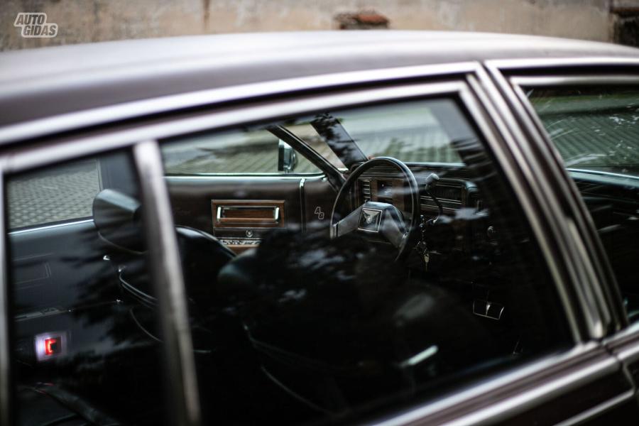 Brūns Cadillac Brougham 1982 Kauņa, ar dzinēja tilpumu 4.10 L un nobraukumu 87 tūkst. km par 10500 €, foto 19 vietnē AUTOMOTO.COM.LV