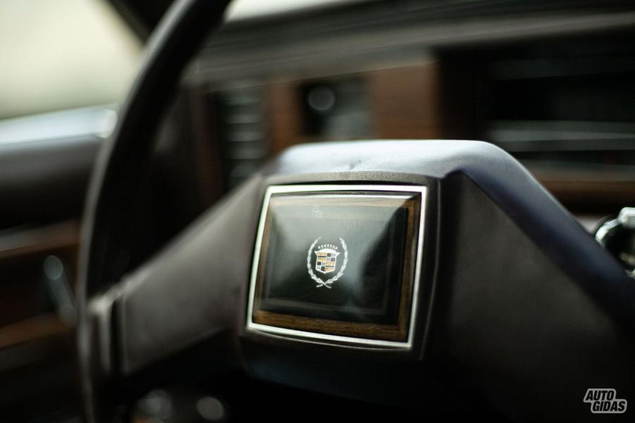 Brūns Cadillac Brougham 1982 Kauņa, ar dzinēja tilpumu 4.10 L un nobraukumu 87 tūkst. km par 11500 €, foto 15 vietnē AUTOMOTO.COM.LV
