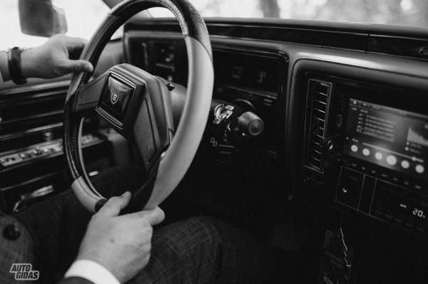 Cadillac Brougham 1992 in Kaunas, with an engine capacity of 5.70 L and mileage of 60 thousand km for 14000 €, photo 8 on AUTOMOTO.COM.LV