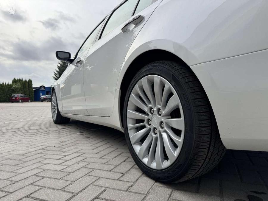 White Cadillac CTS 2016 in Kretinga, with an engine capacity of 2.00 L and mileage of 112 thousand km for 14995 €, photo 13 on AUTOMOTO.COM.LV
