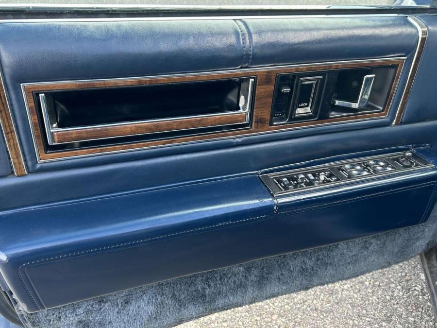 Zils Cadillac de-ville 1990 Viļņa, ar dzinēja tilpumu 4.47 L un nobraukumu 207 tūkst. km par 11111 €, foto 20 vietnē AUTOMOTO.COM.LV