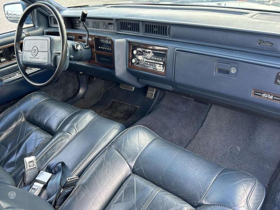 Blue Cadillac de-ville 1990 in Vilnius, with an engine capacity of 4.47 L and mileage of 207 thousand km for 11111 €, photo 17 on AUTOMOTO.COM.LV