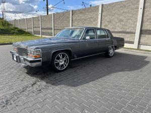 Pelēks Cadillac de-ville 1983 Viļņa, ar dzinēja tilpumu 4.10 L un nobraukumu 102 tūkst. km par 8800 €, foto  vietnē AUTOMOTO.COM.LV