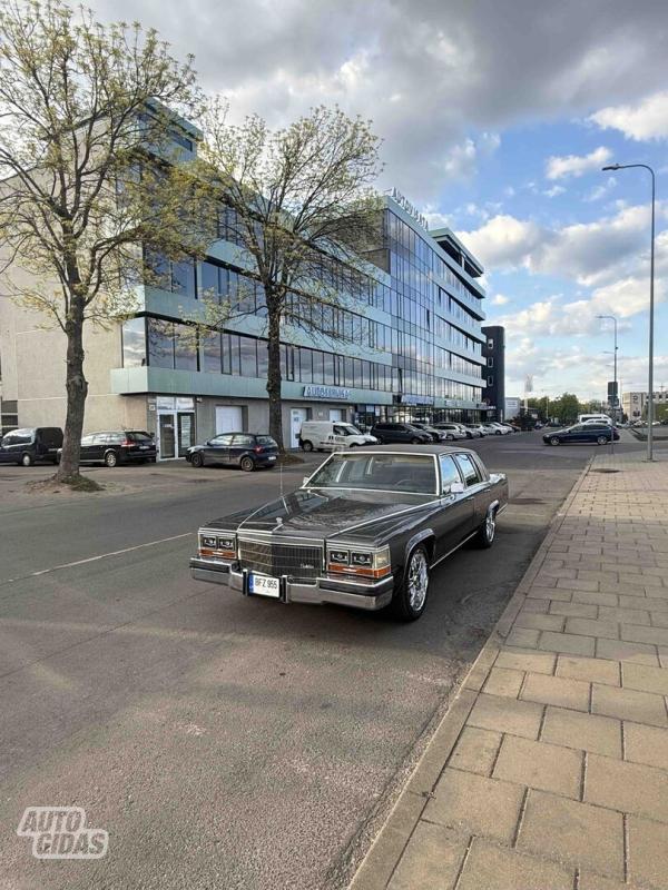 Grey Cadillac de-ville 1983 in Vilnius, with an engine capacity of 4.10 L and mileage of 102 thousand km for 8800 €, photo 4 on AUTOMOTO.COM.LV