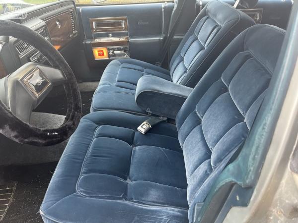 Grey Cadillac de-ville 1983 in Vilnius, with an engine capacity of 4.10 L and mileage of 102 thousand km for 8800 €, photo 10 on AUTOMOTO.COM.LV