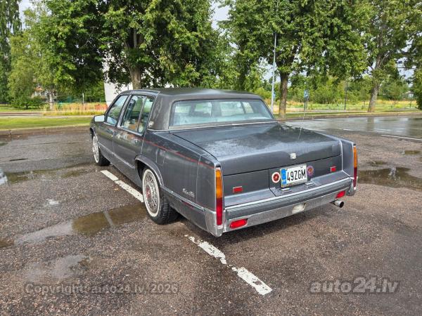 Pelēks Cadillac de-ville 1989 Tallina, ar dzinēja tilpumu 4.50 L un nobraukumu 267 tūkst. km par 5999 €, foto 8 vietnē AUTOMOTO.COM.LV