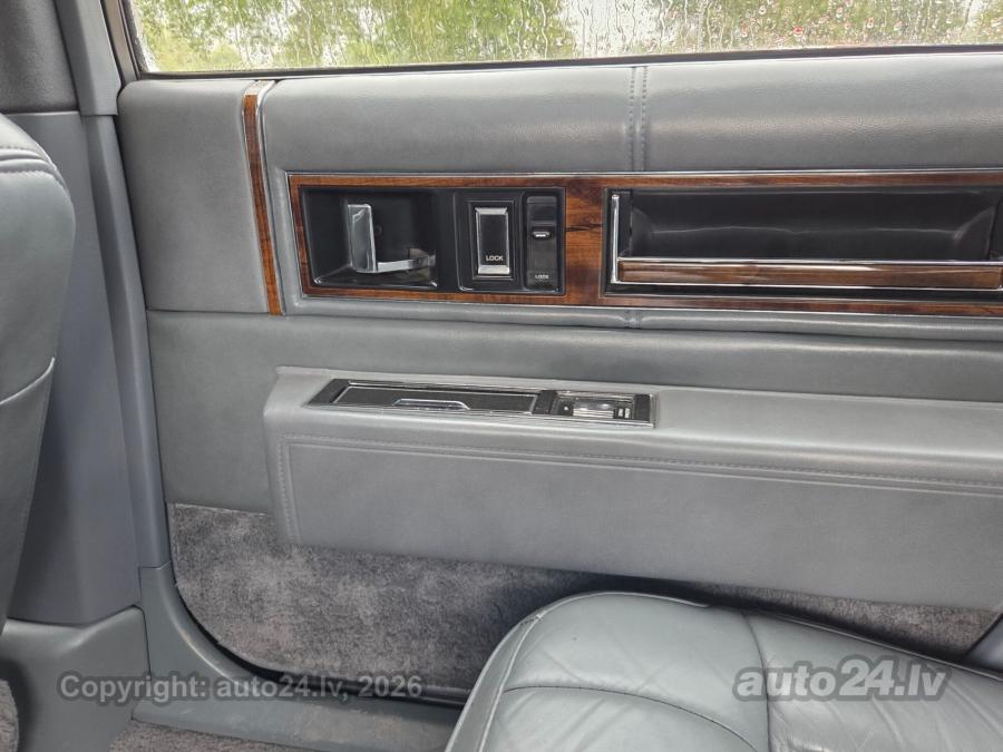 Pelēks Cadillac de-ville 1989 Tallina, ar dzinēja tilpumu 4.50 L un nobraukumu 267 tūkst. km par 5999 €, foto 27 vietnē AUTOMOTO.COM.LV