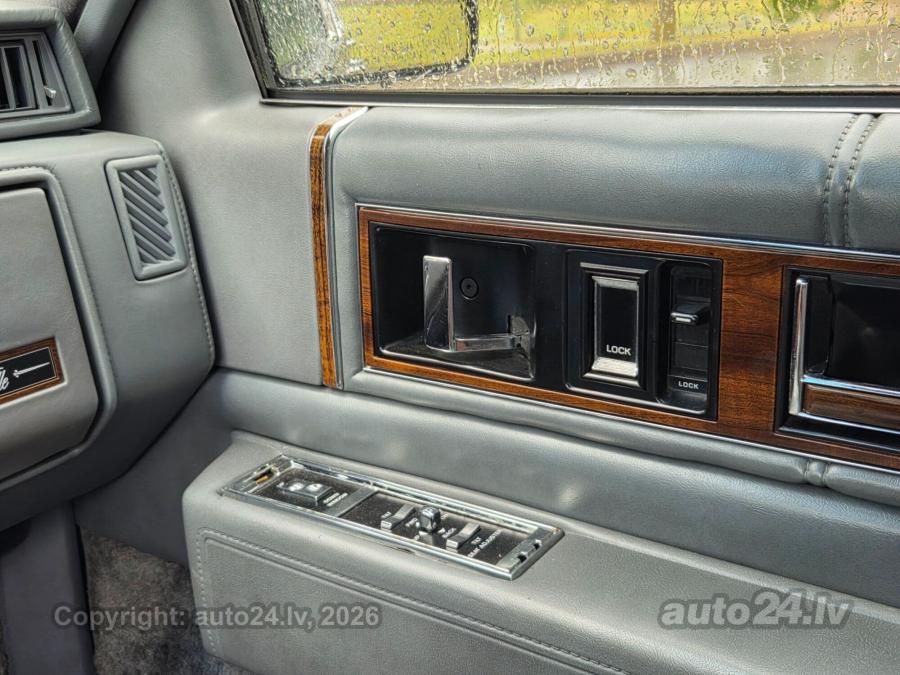 Pelēks Cadillac de-ville 1989 Tallina, ar dzinēja tilpumu 4.50 L un nobraukumu 267 tūkst. km par 5999 €, foto 28 vietnē AUTOMOTO.COM.LV