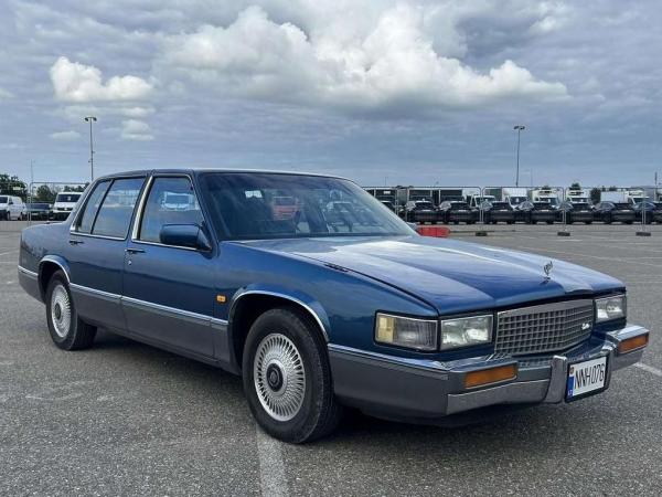 Cadillac de-ville 1990 in Vilnius, with an engine capacity of 4.47 L and mileage of 207 thousand km for 11000 €, photo 3 on AUTOMOTO.COM.LV