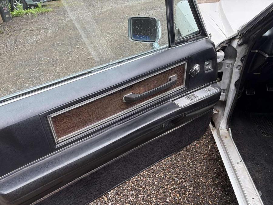 White Cadillac de-ville 1968 in Vilnius, with an engine capacity of 7.00 L and mileage of 80 thousand km for 19500 €, photo 8 on AUTOMOTO.COM.LV