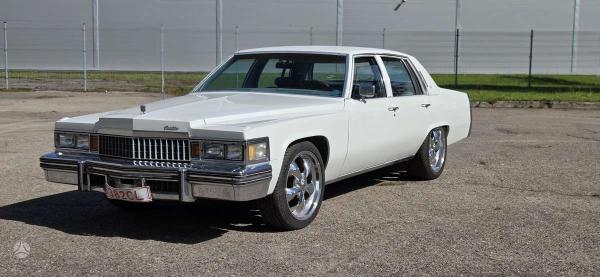 White Cadillac de-ville 1976 in Plunge, with an engine capacity of 7.00 L and mileage of 12 thousand km for 6700 €, photo 1 on AUTOMOTO.COM.LV