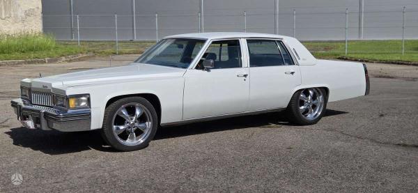White Cadillac de-ville 1976 in Plunge, with an engine capacity of 7.00 L and mileage of 12 thousand km for 6700 €, photo 2 on AUTOMOTO.COM.LV