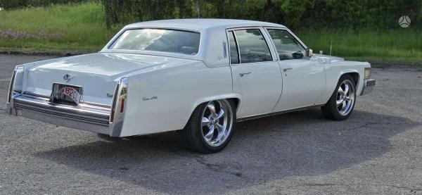 White Cadillac de-ville 1976 in Plunge, with an engine capacity of 7.00 L and mileage of 12 thousand km for 6700 €, photo 5 on AUTOMOTO.COM.LV