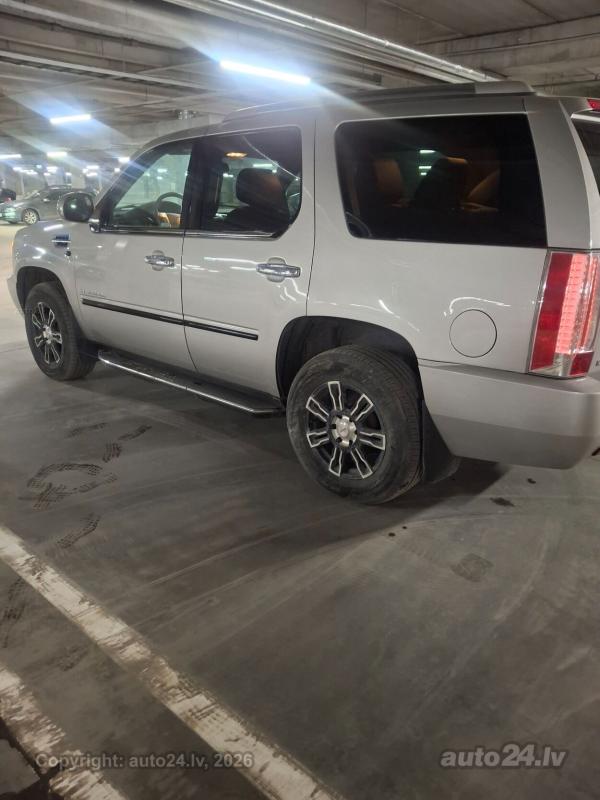 Smilšu krāsa Cadillac Escalade 2007 Tallina, ar dzinēja tilpumu 6.20 L un nobraukumu 131 tūkst. km par 17000 €, foto 4 vietnē AUTOMOTO.COM.LV