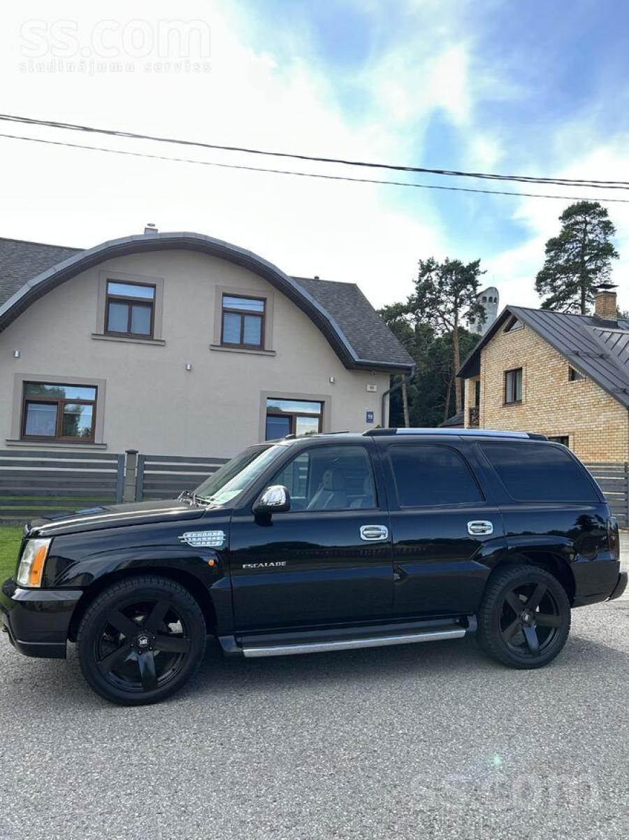 Melns Cadillac Escalade 2002 Rīga, ar dzinēja tilpumu 6.00 L un nobraukumu 71 tūkst. km par 12800 €, foto 1 vietnē AUTOMOTO.COM.LV