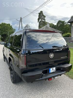 Melns Cadillac Escalade 2002 Rīga, ar dzinēja tilpumu 6.00 L un nobraukumu 71 tūkst. km par 12800 €, foto 4 vietnē AUTOMOTO.COM.LV